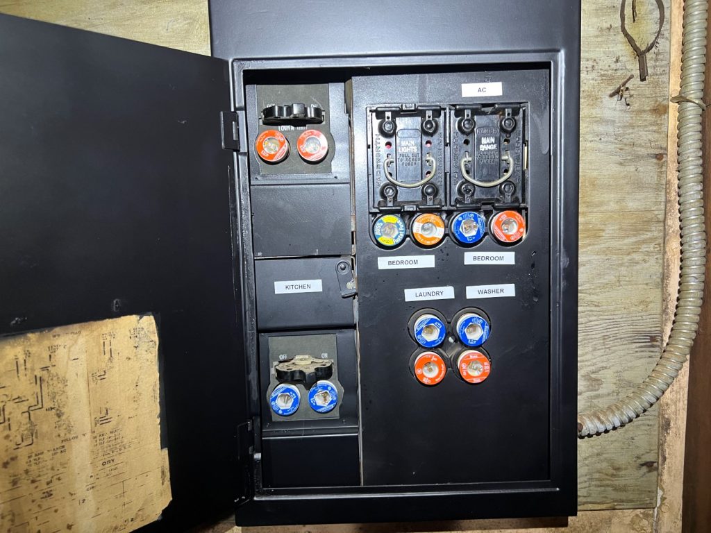 Old fuse panel: 60 amps or 100 amps? - Structure Tech Home Inspections